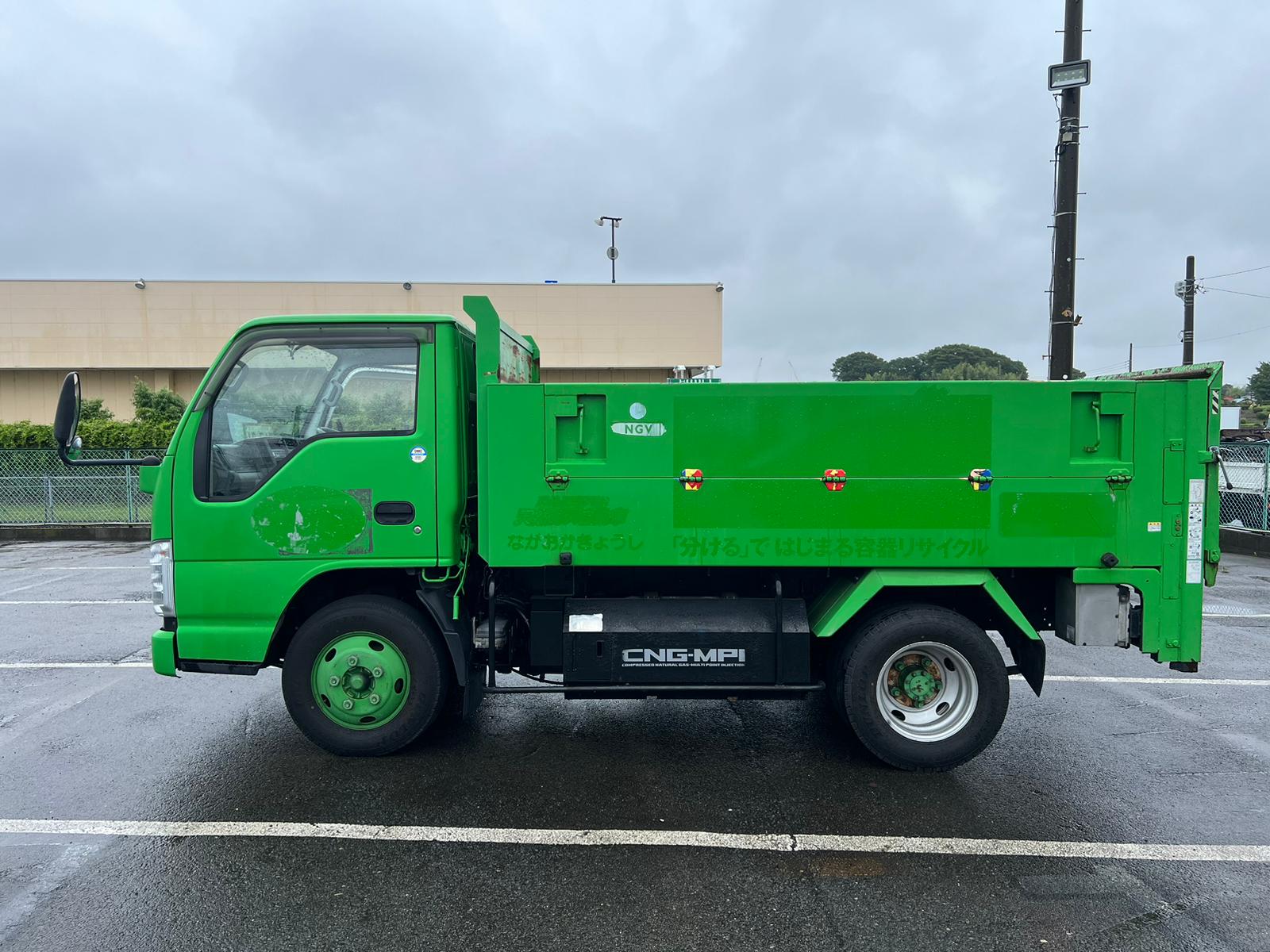 Isuzu Elf JDM import is durable for heavy-duty tasks