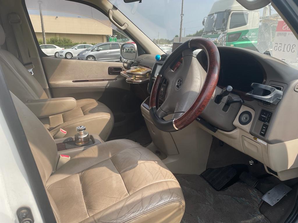 Toyota Grand-Hiace - Autocom Motors LTD