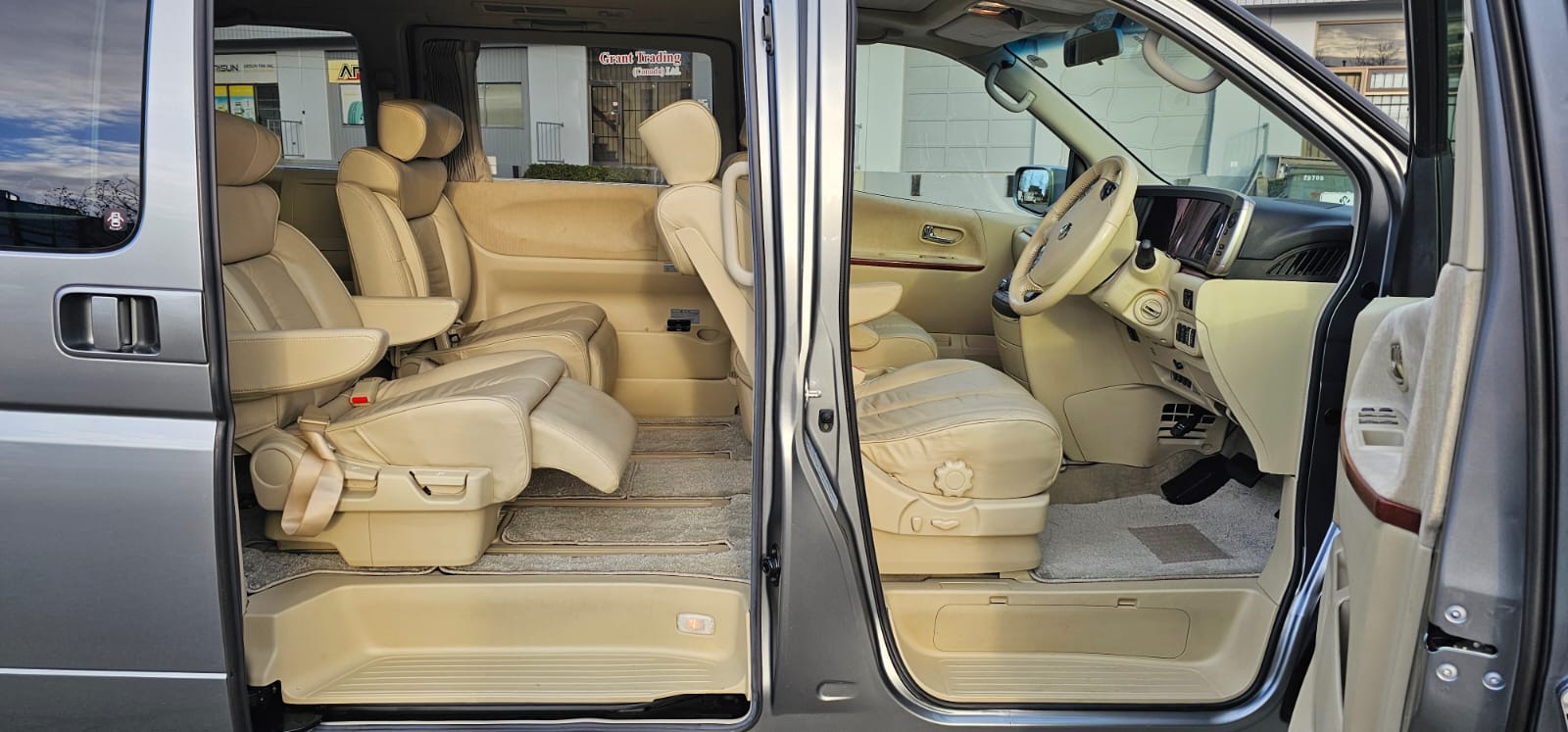 Nissan Elgrand JDM import spacious and premium ride